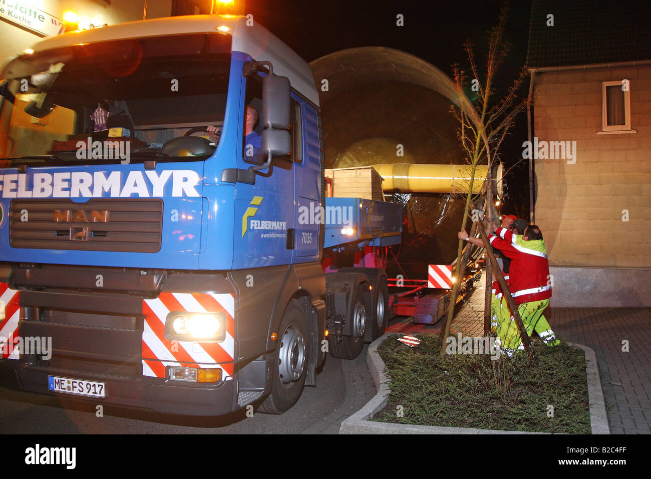 Load and haul hi-res stock photography and images - Alamy