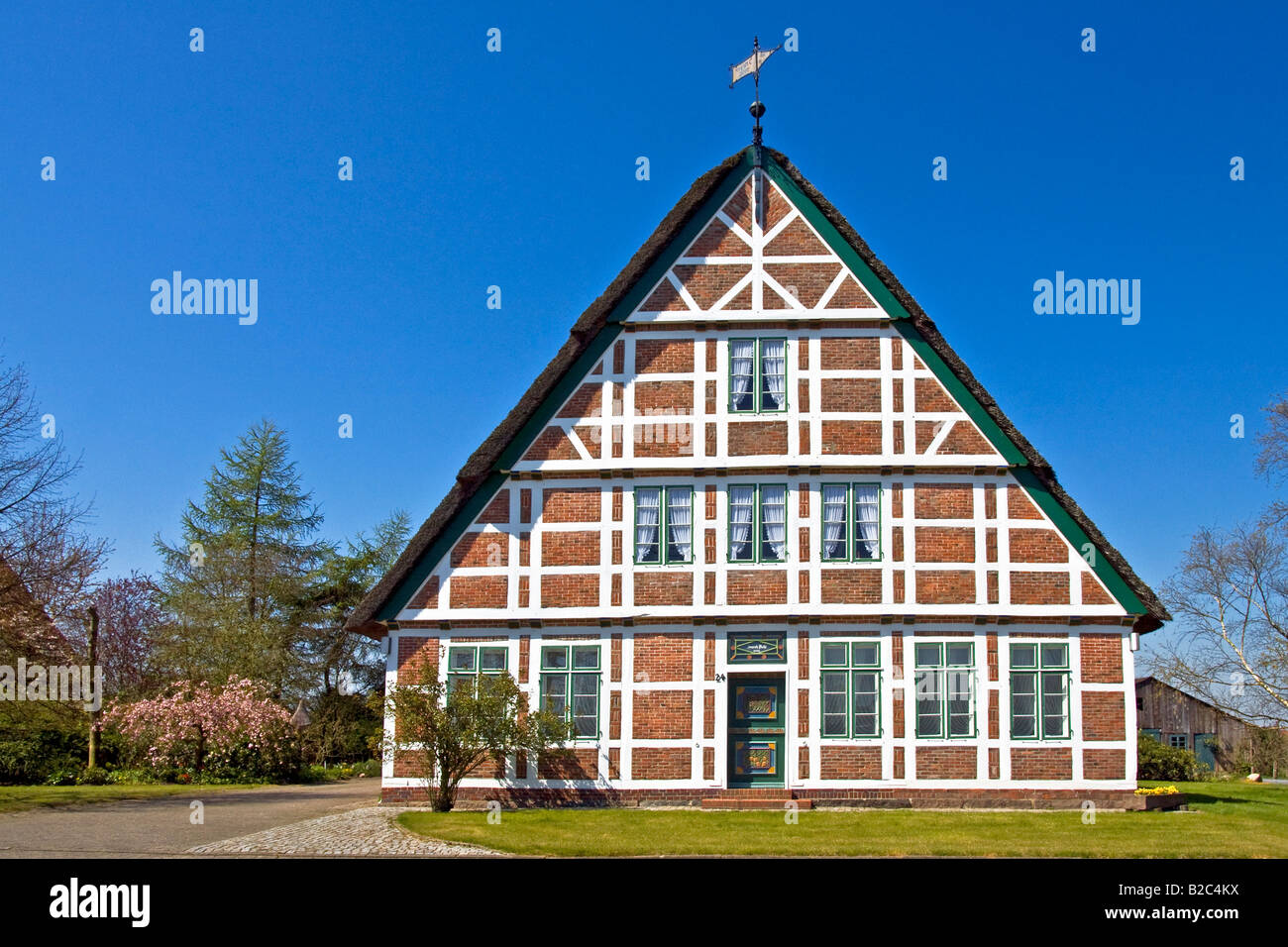 Half timbered thatched cottage hi-res stock photography and images - Alamy
