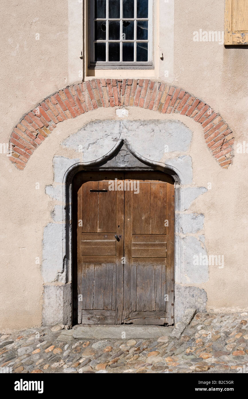 Medieval doorway hi-res stock photography and images - Alamy