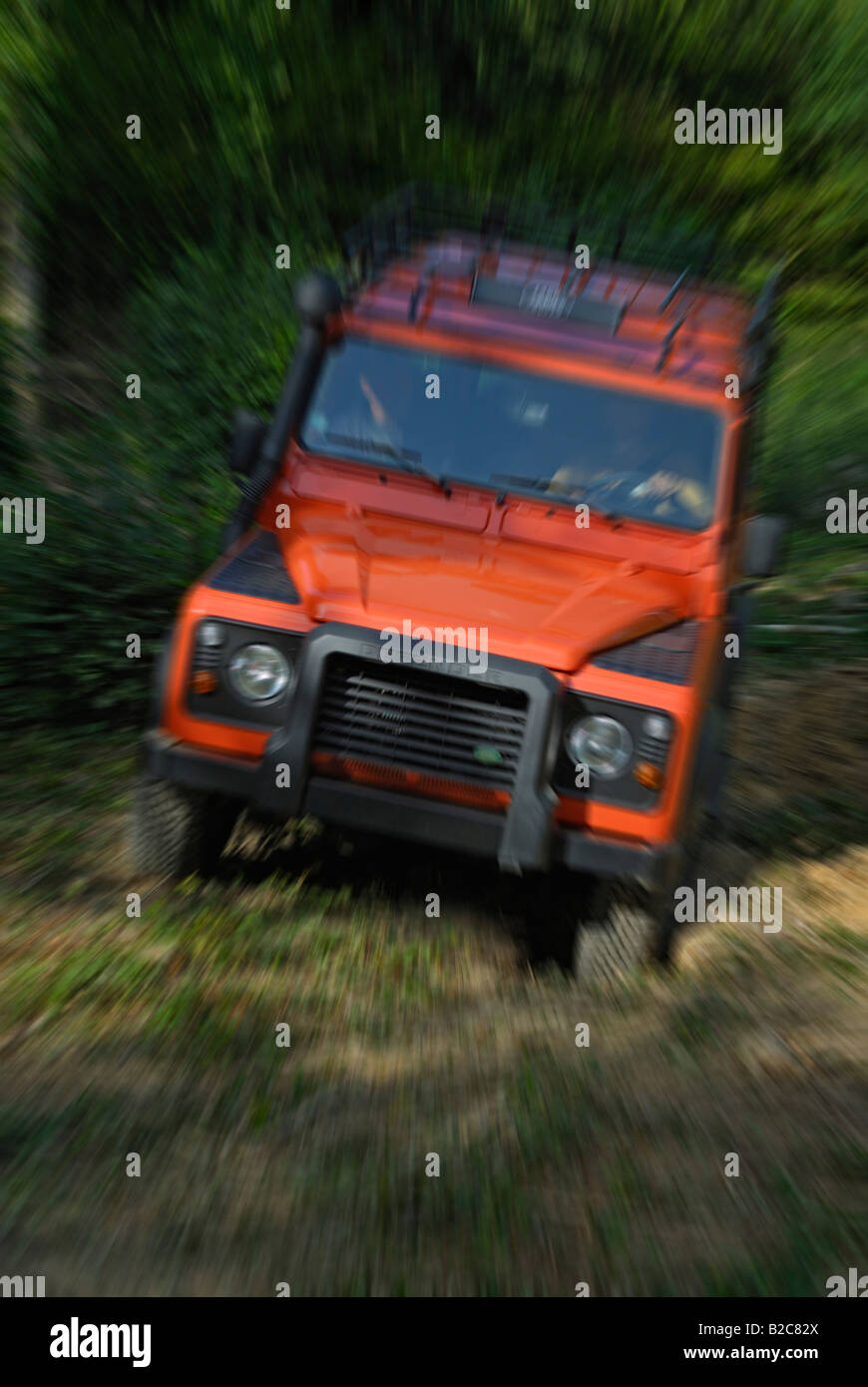 Off roading 2006 Land Rover Defender TD5, Land Rover France G4 ...