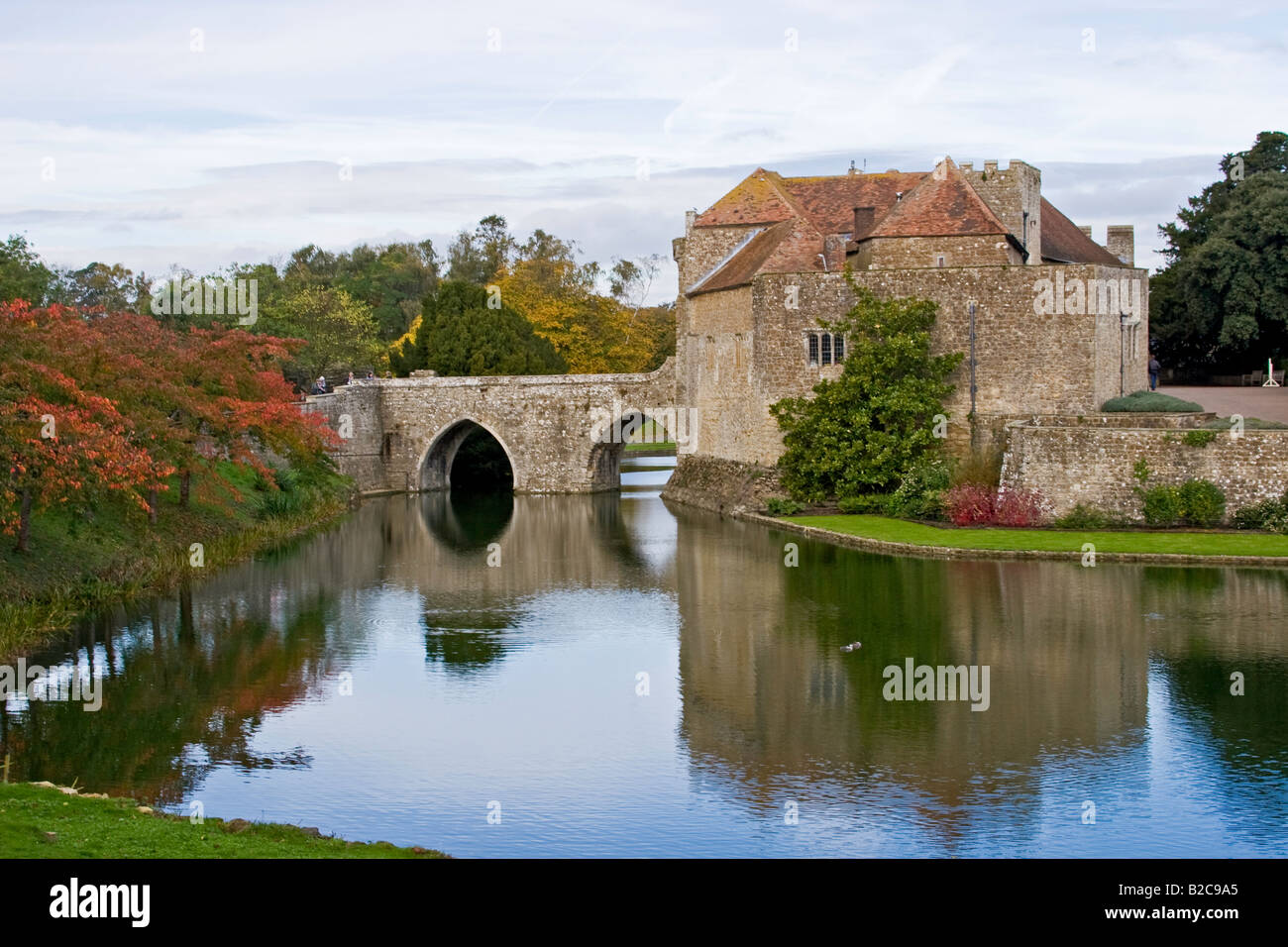 The entrance to Leeds Castle with the bridge over the moat Stock Photo ...