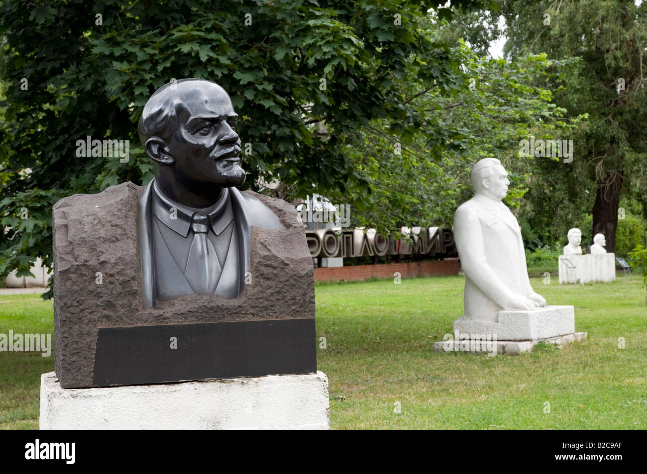 Bust of lenin hi-res stock photography and images - Alamy