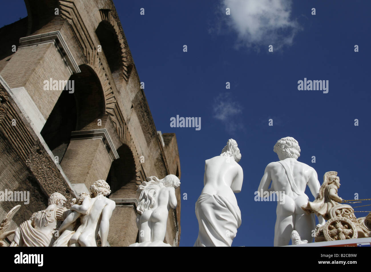 gift stall stand shop by colosseum amphitheatre ruins, rome Stock Photo ...