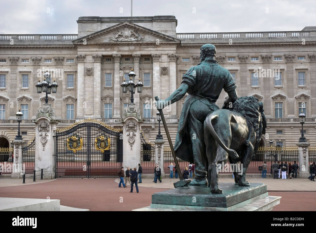 Buckingham Palace and bronze statue, London, England, UK Stock Photo ...