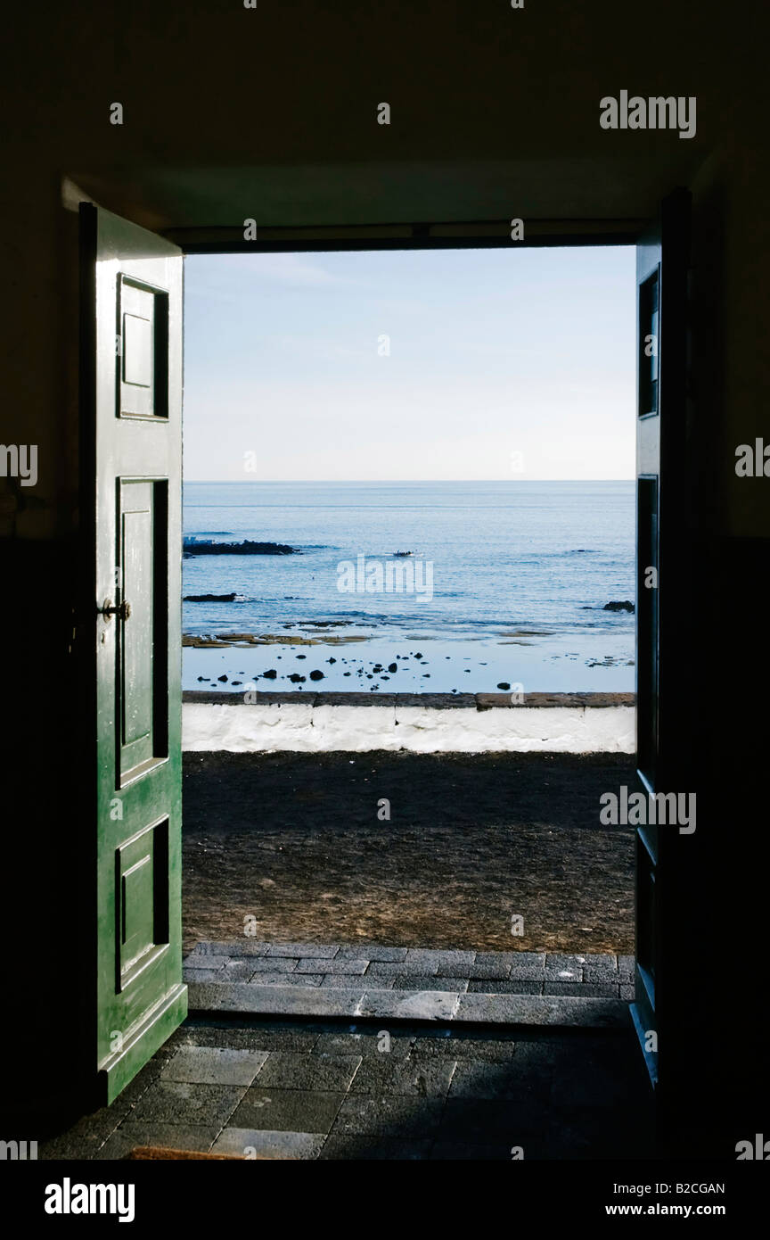 Ocean trough the open door Stock Photo - Alamy