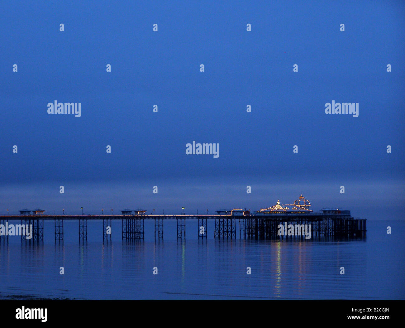 Llandudno pier arcade amusements hi-res stock photography and images ...