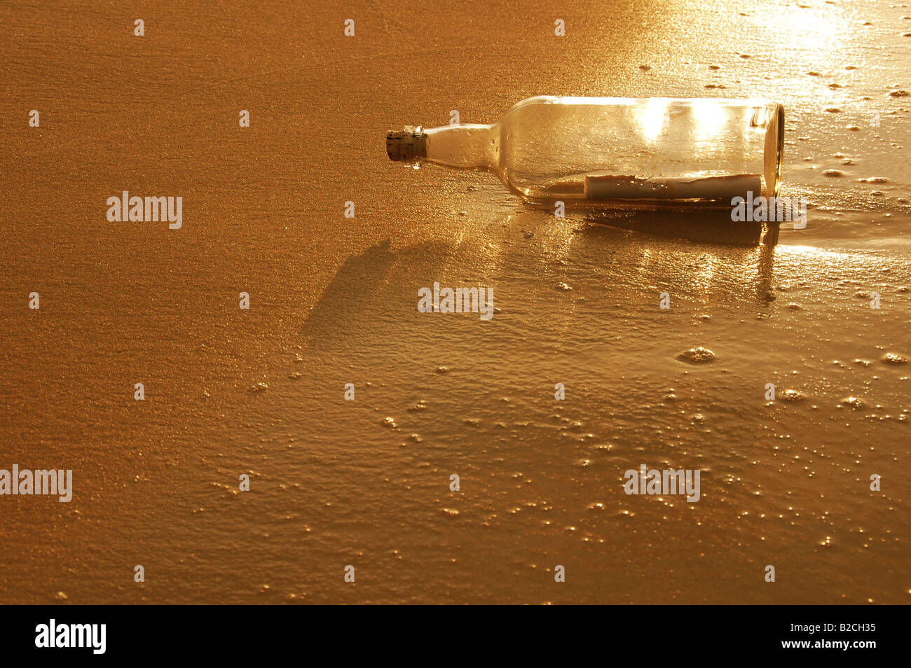 Bottle message note hi-res stock photography and images - Alamy