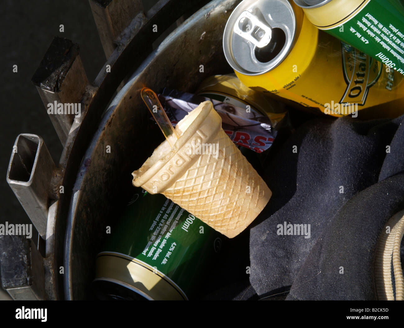 Dustbin disposal hi-res stock photography and images - Alamy