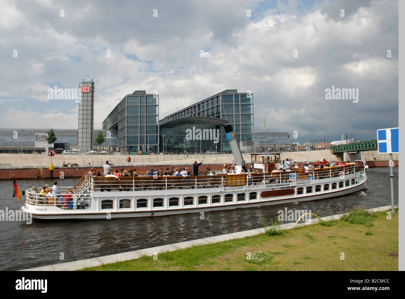 Berlin, central railway station, Spree bank, ship excursion Stock Photo ...