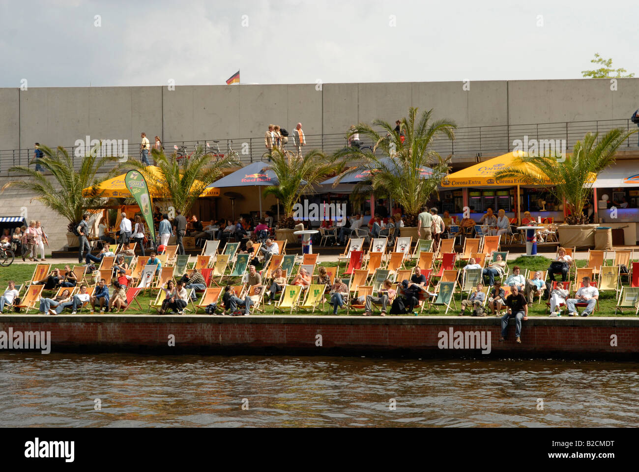 Berlin, Spree bank, deck chairs Stock Photo - Alamy