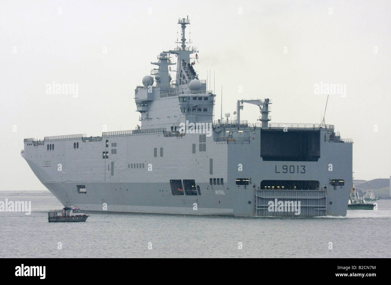 French Navy Amphibious assault ship Mistral departing Tokyo Harbour ...
