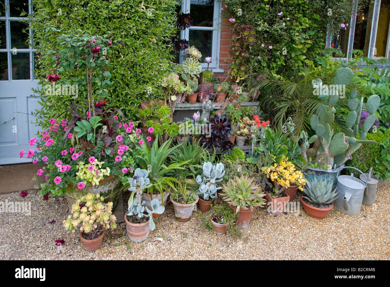 Display of watering cans hi-res stock photography and images - Alamy