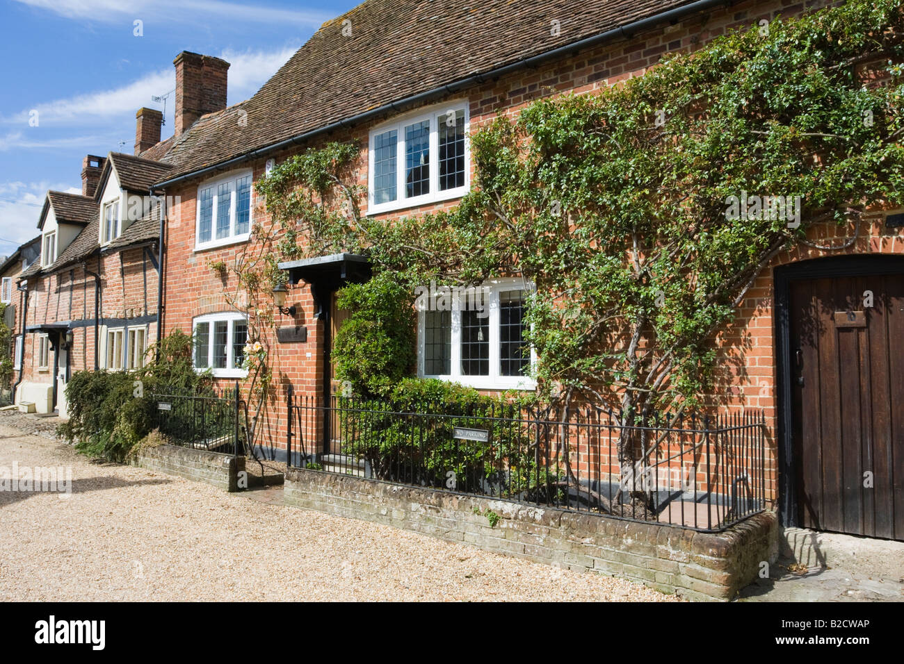 Traditional english red brick cottage hi-res stock photography and ...