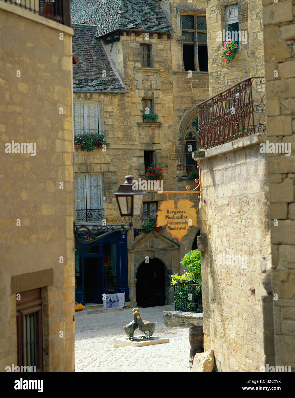 Small and tall buildings hi-res stock photography and images - Alamy