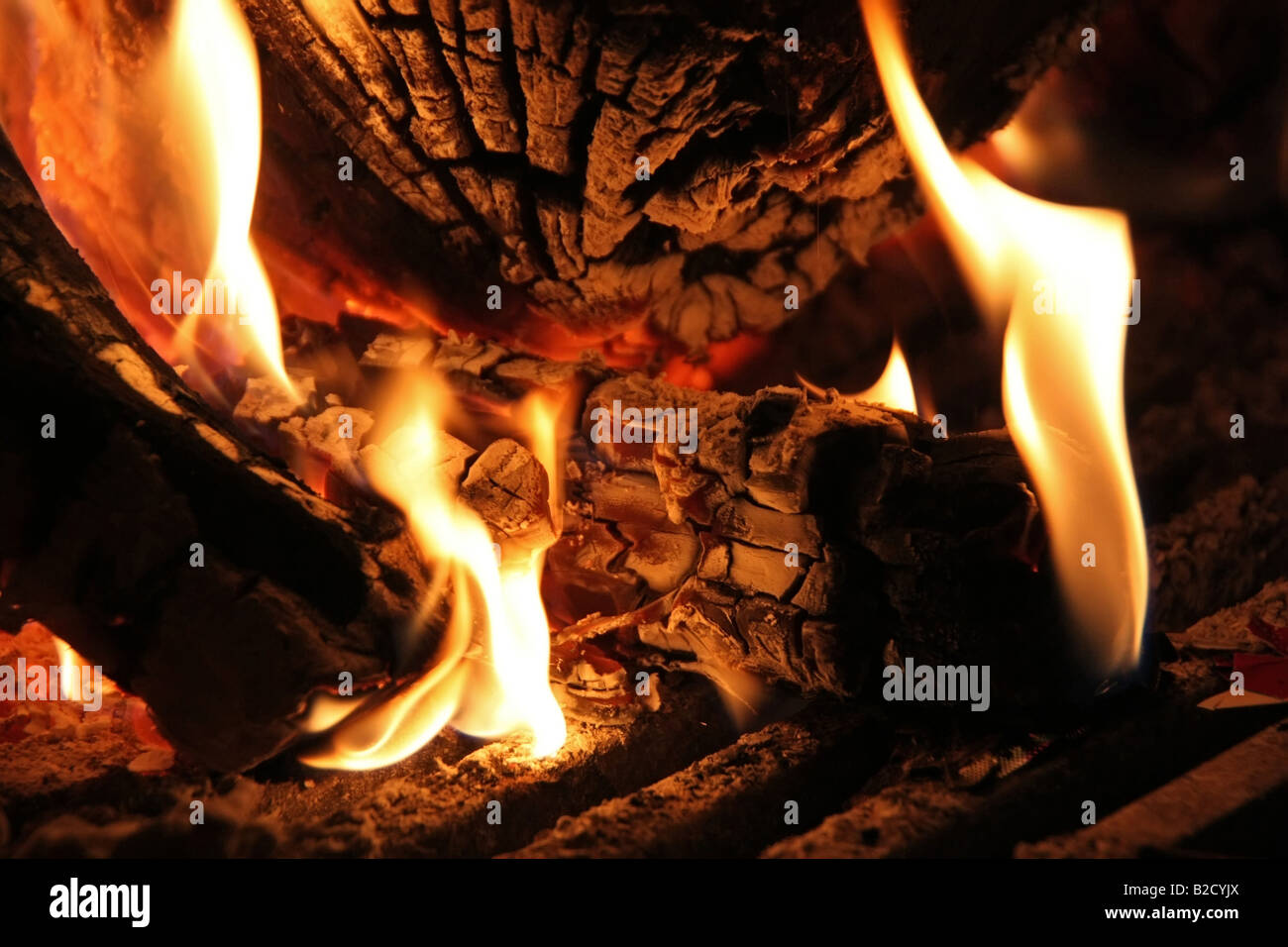 Fireplace logs flames hi-res stock photography and images - Alamy