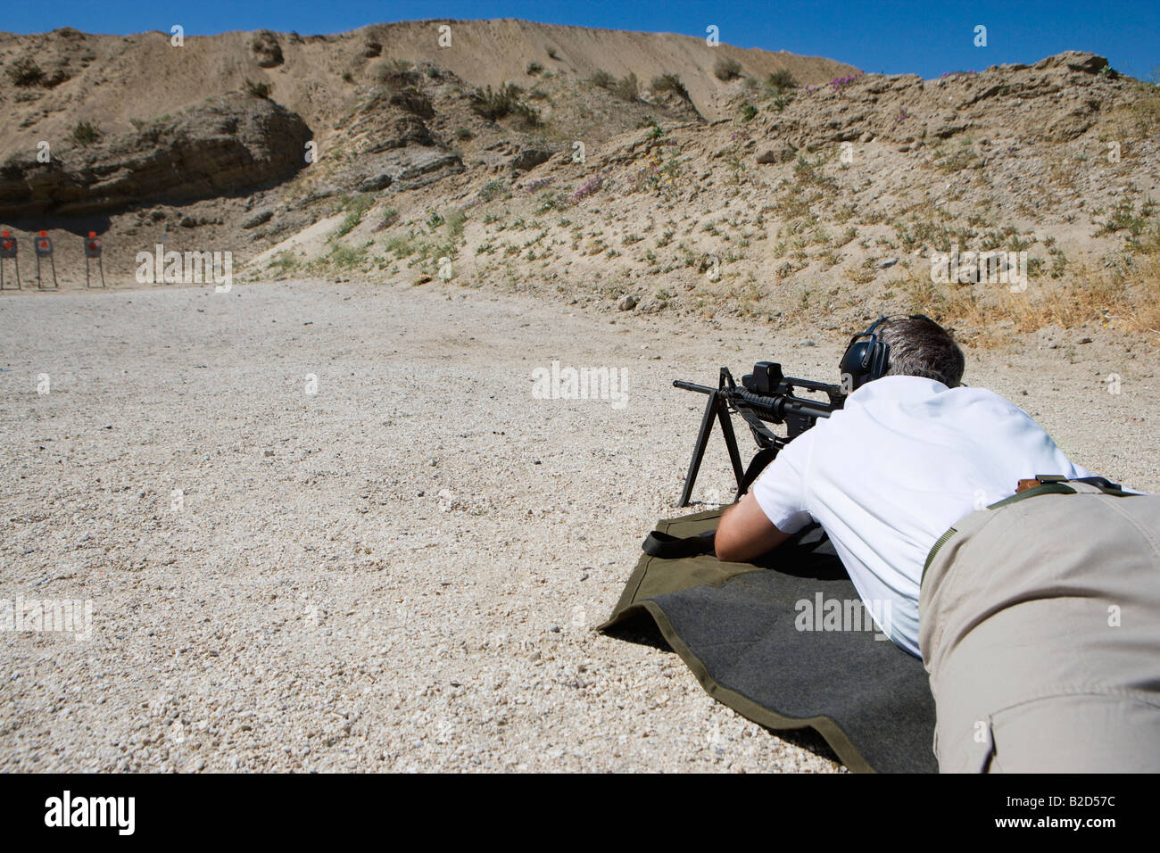 Man aiming machine gun at firing range Stock Photo - Alamy