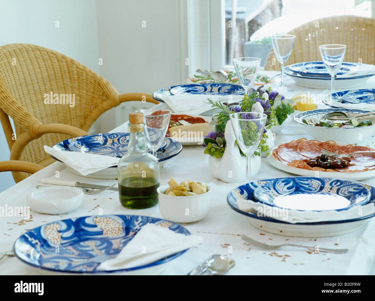 Blue and white patterned plate hi-res stock photography and images - Alamy