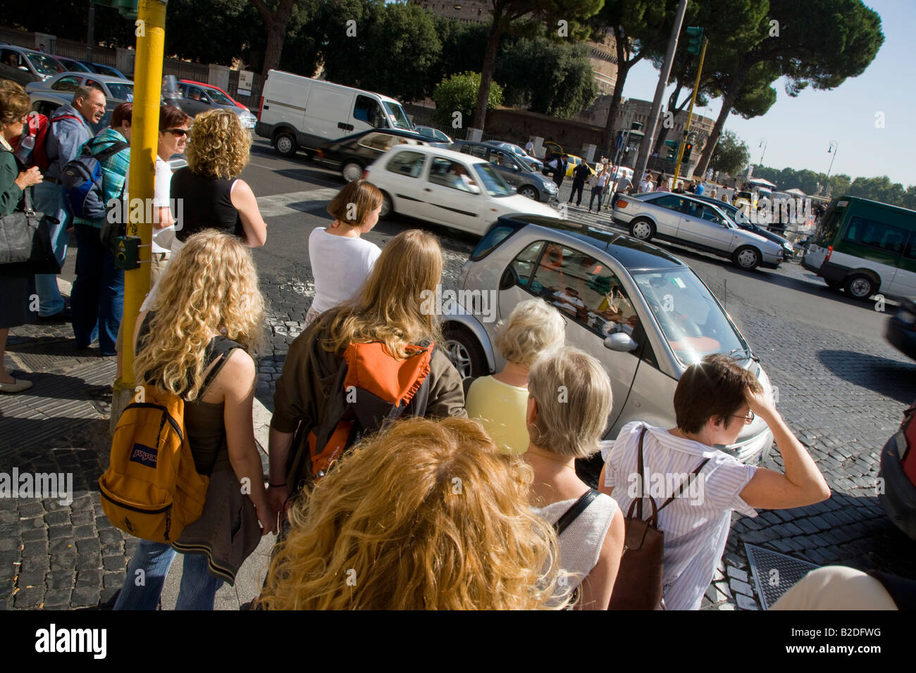 People waiting at a pedestrian crossing Rome Lazio Italy Stock Photo ...