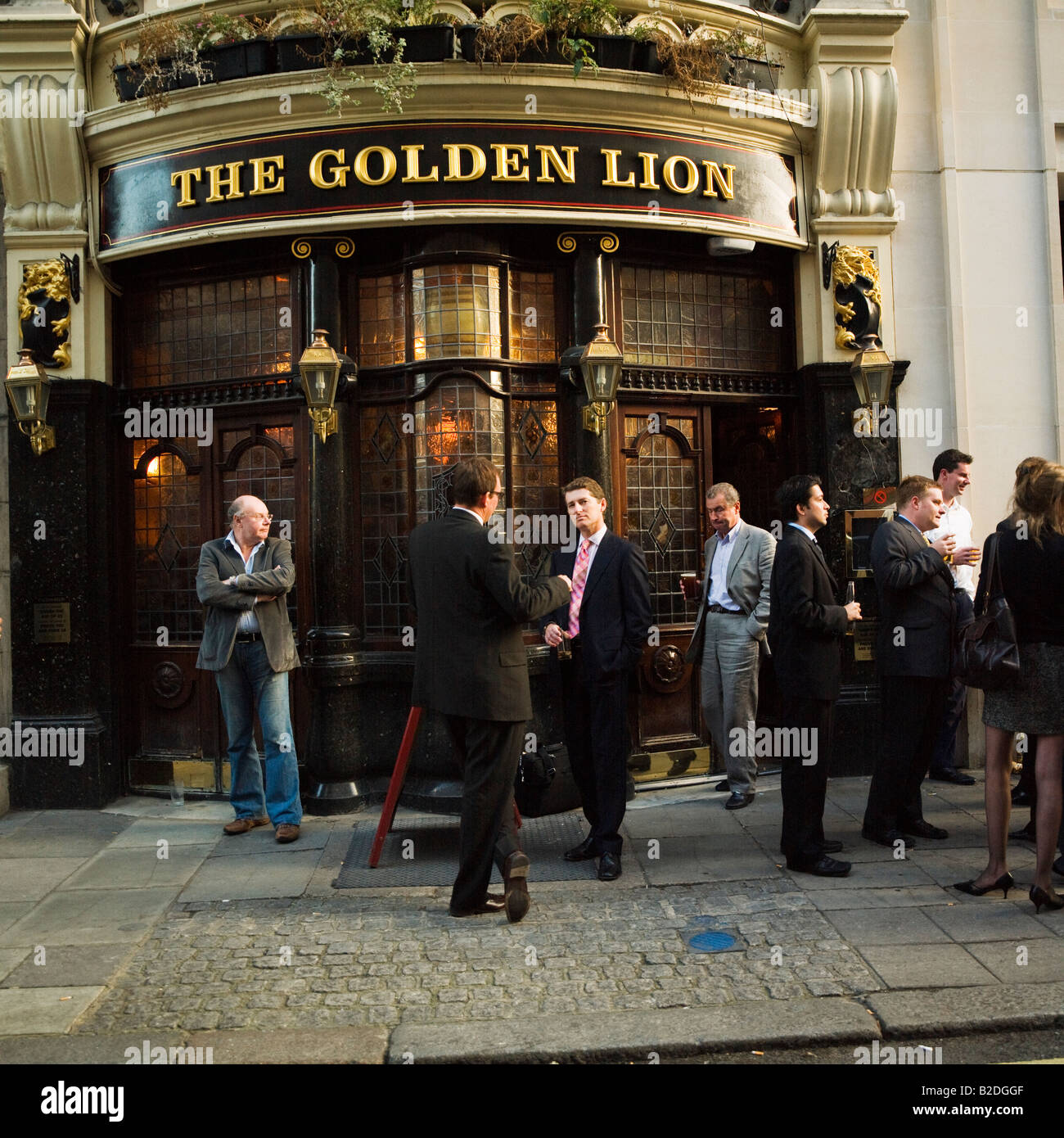 Golden lion public house hi-res stock photography and images - Alamy