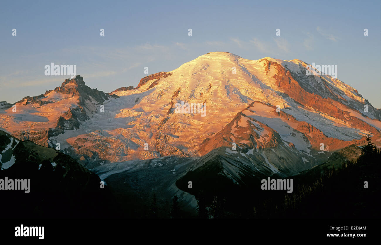 A view of the giant glaciers on the slopes of Mount Rainier from the ...