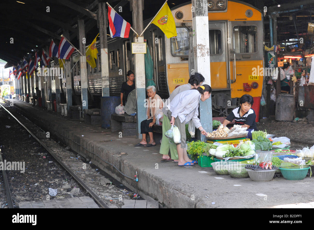 mahachai market , mahachai station, samutsakhon,thailand Stock Photo ...