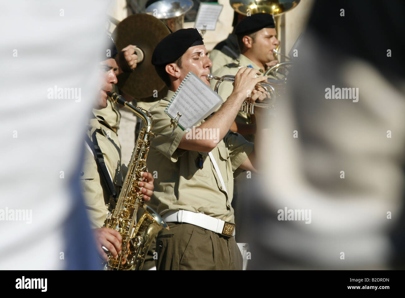 music band playing on spanish steps in rome Stock Photo - Alamy