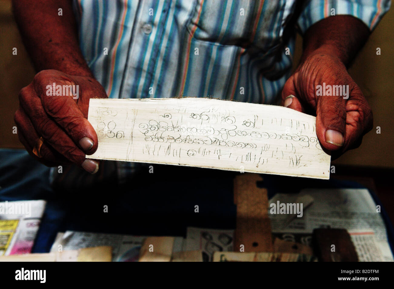 HANDCRAFTS MAN WRITING TRADITIONAL CALLIGRAPHY Stock Photo - Alamy