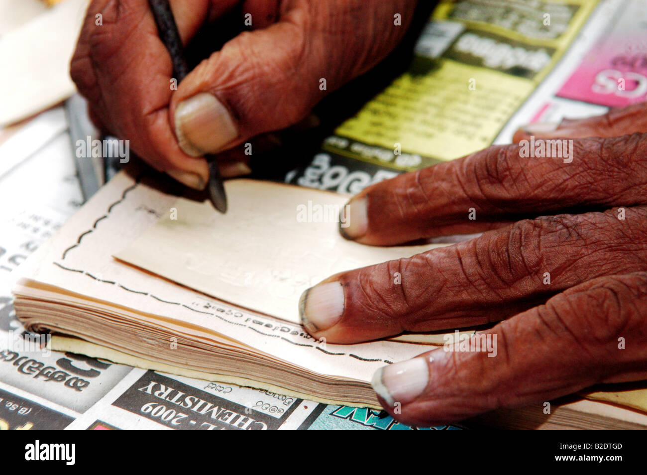 HANDCRAFTS MAN WRITING TRADITIONAL CALLIGRAPHY Stock Photo - Alamy