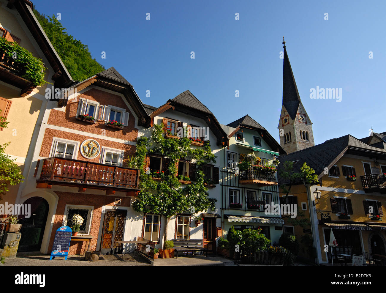 Houses on Main Market Square (Marktplatz) in Hallstatt, Salzkammergut ...