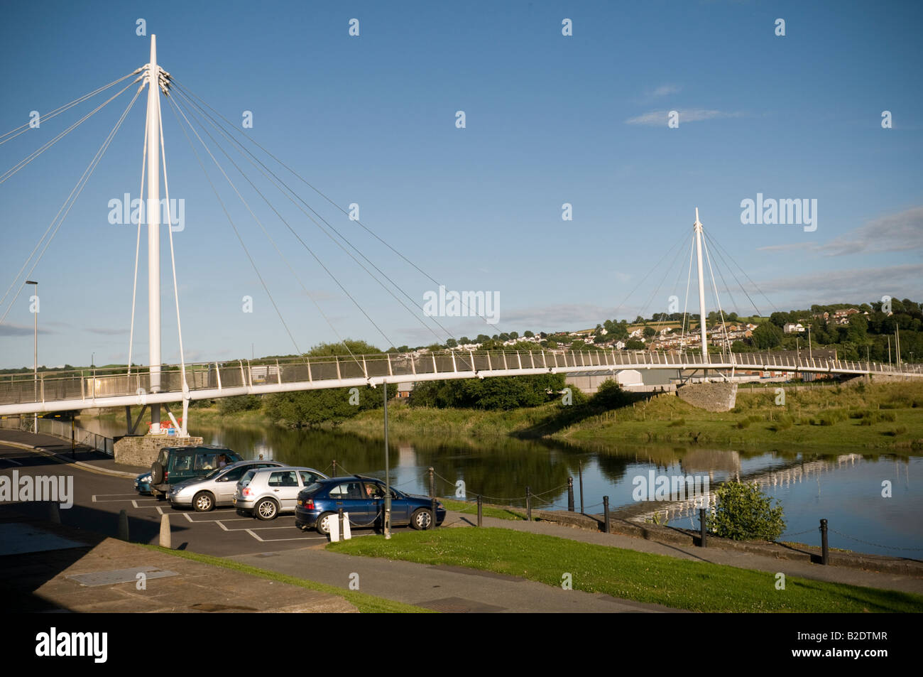 Pont King Morgan suspension footbridge over the River Tywi at ...