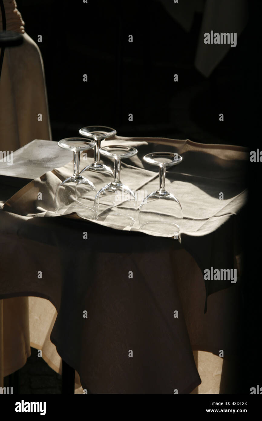 empty table setting in luxury restaurant Stock Photo - Alamy