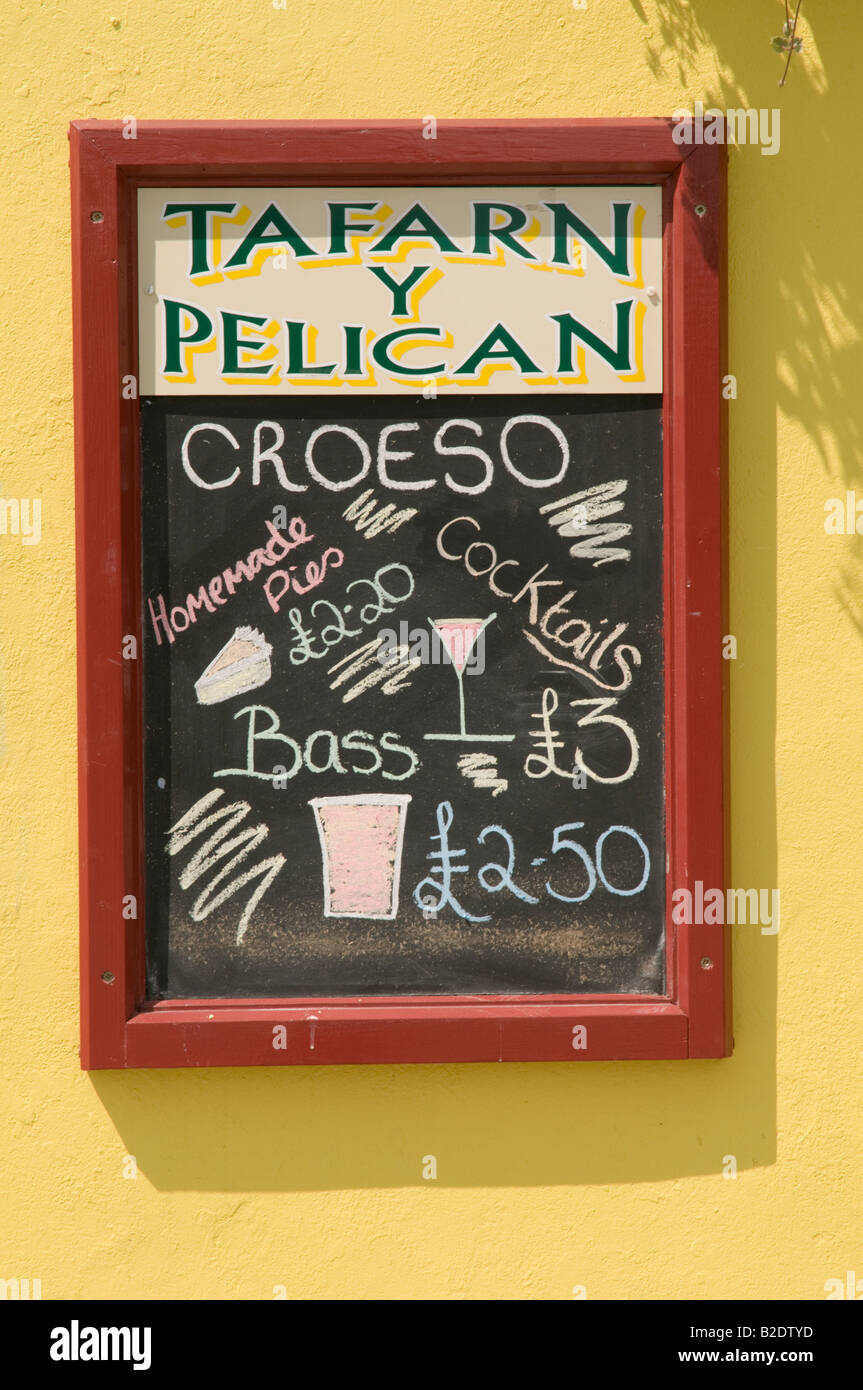 welsh welcome sign blackboard on exterior of The Pelican Inn in ...