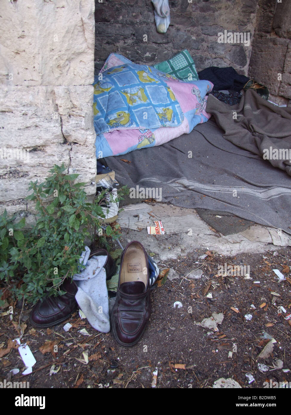 bed of homeless man person under bridge Stock Photo - Alamy