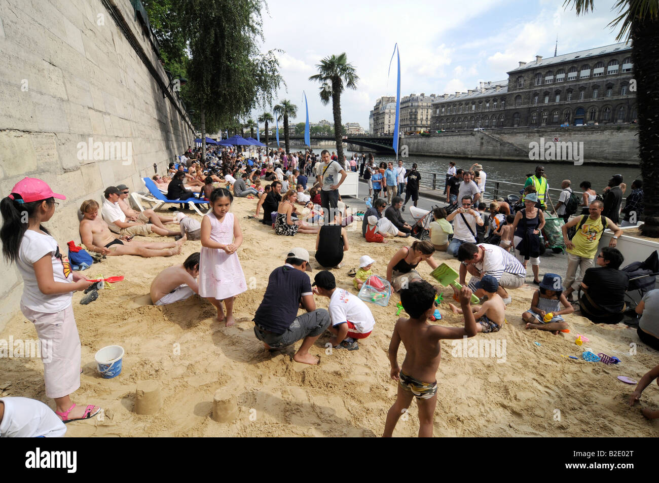 People enjoying an artificial beach during the summer "Paris Plage ...