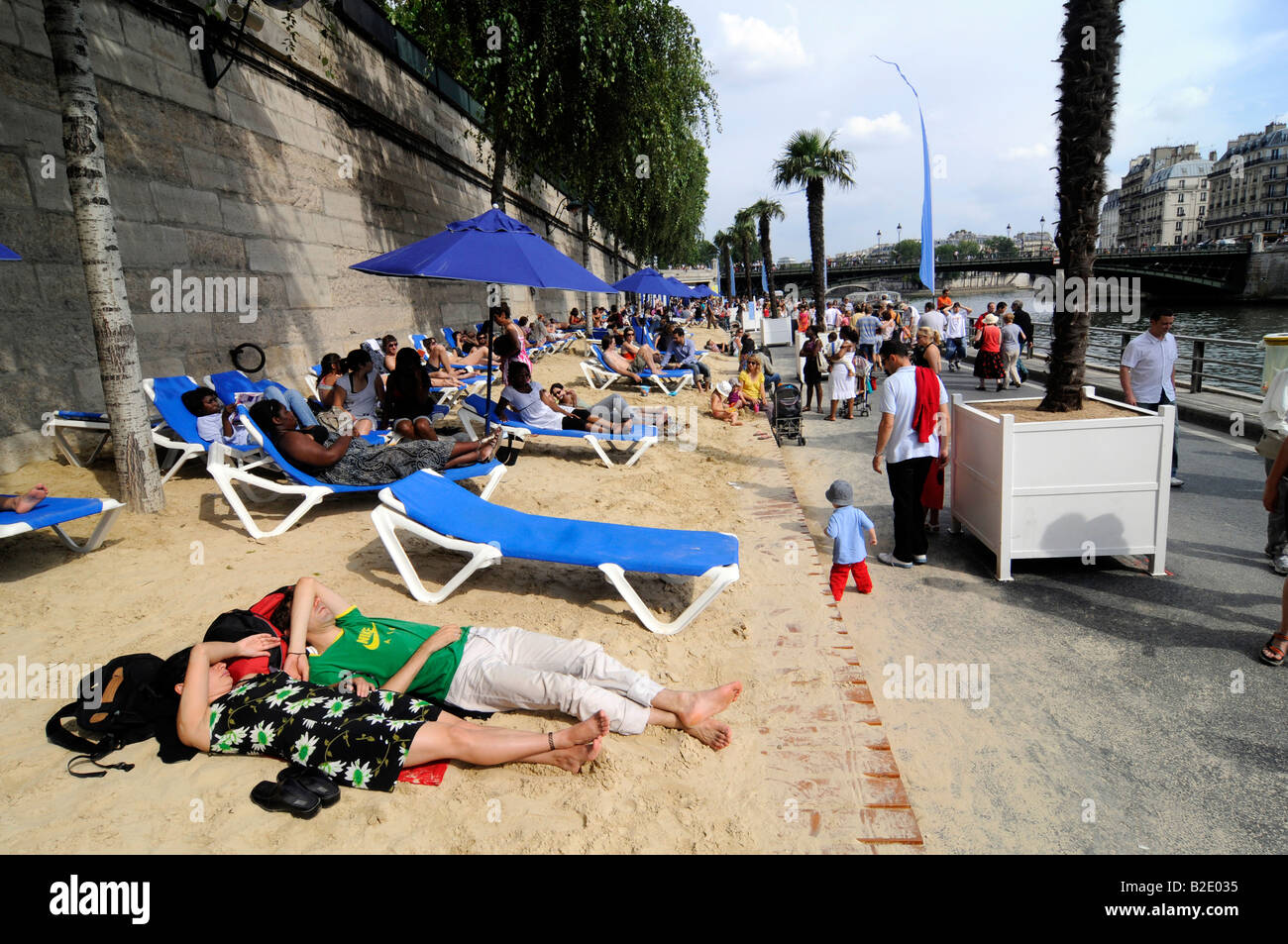 People enjoying an artificial beach during the summer "Paris Plage ...