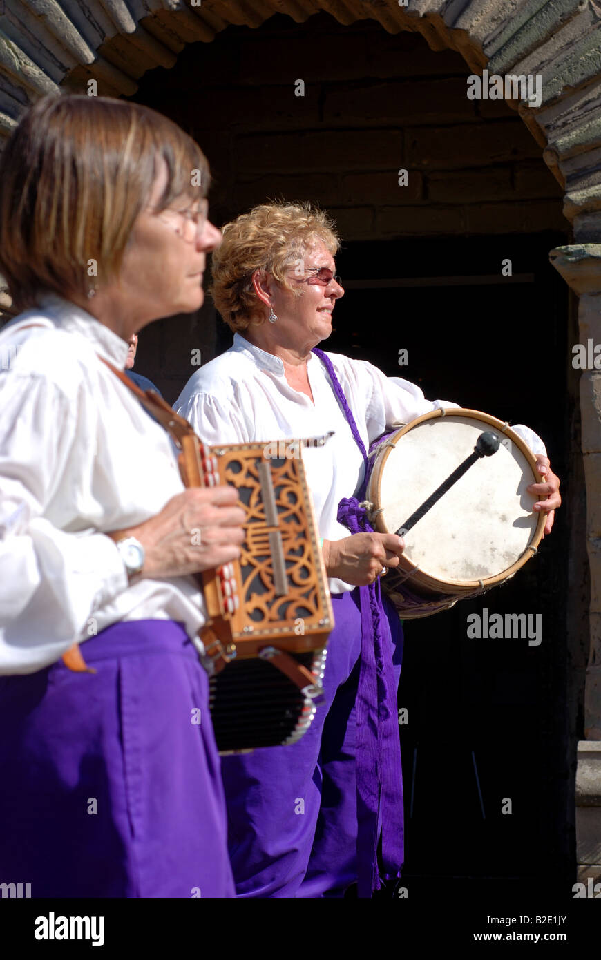 Black Annis morris dance musicians at Warwick Folk Festival ...