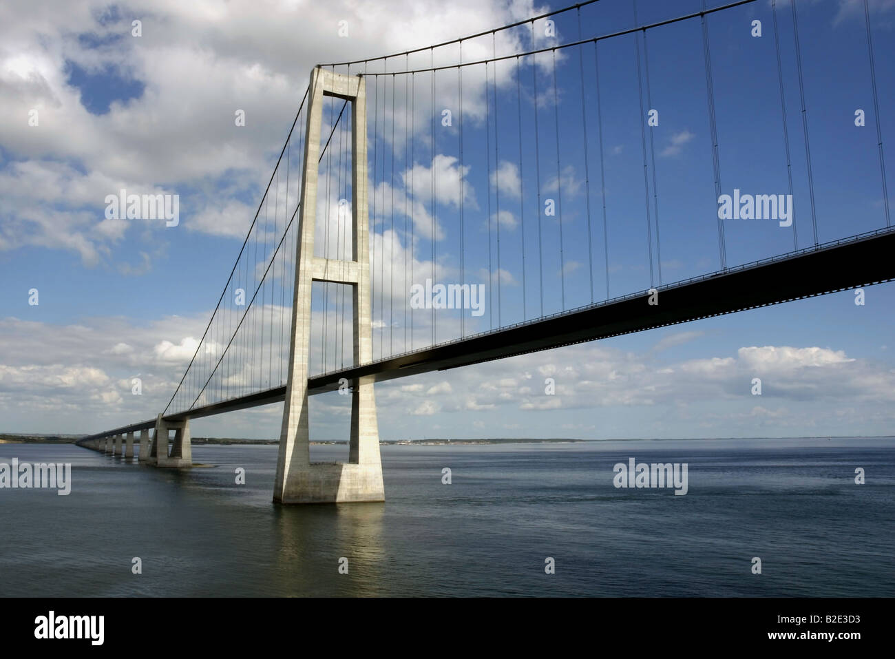 Below beneath bridge bridges hi-res stock photography and images - Alamy