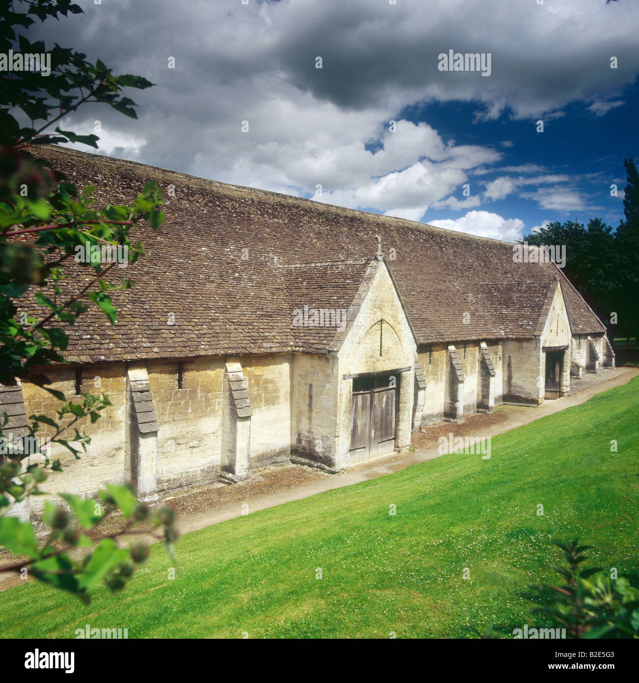 Medieval barn england hi-res stock photography and images - Alamy
