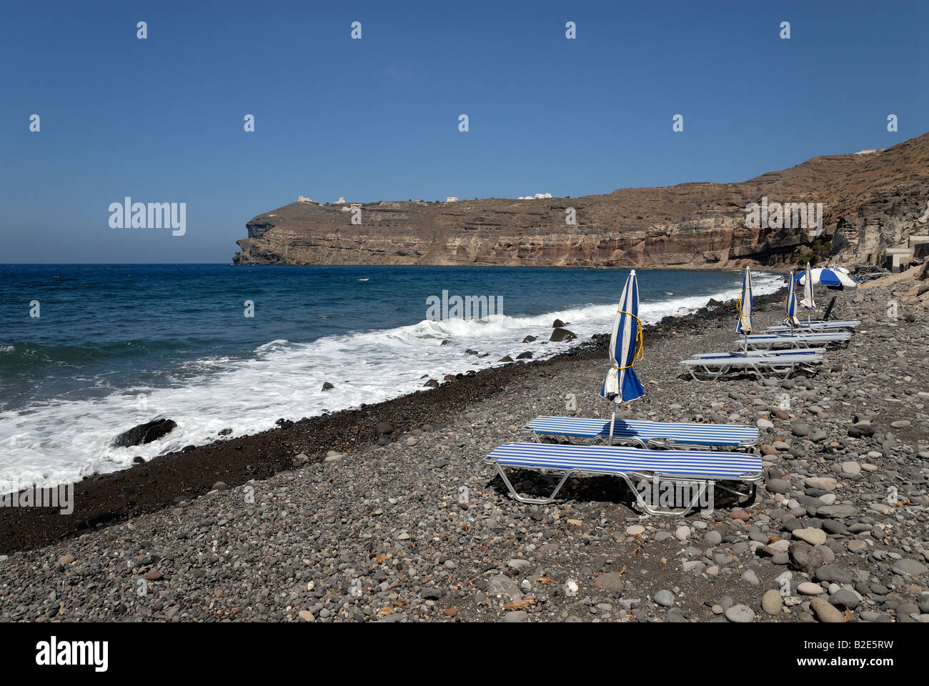 Pebble beach in santorini greece hi-res stock photography and images ...
