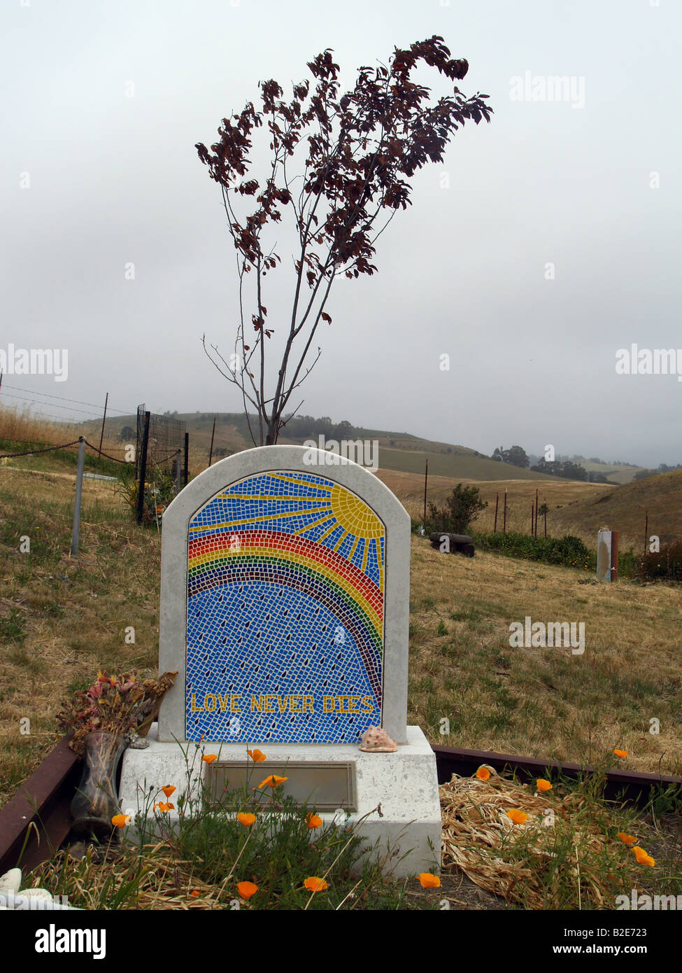 Love Never Dies inscribed on tombstone Stock Photo - Alamy