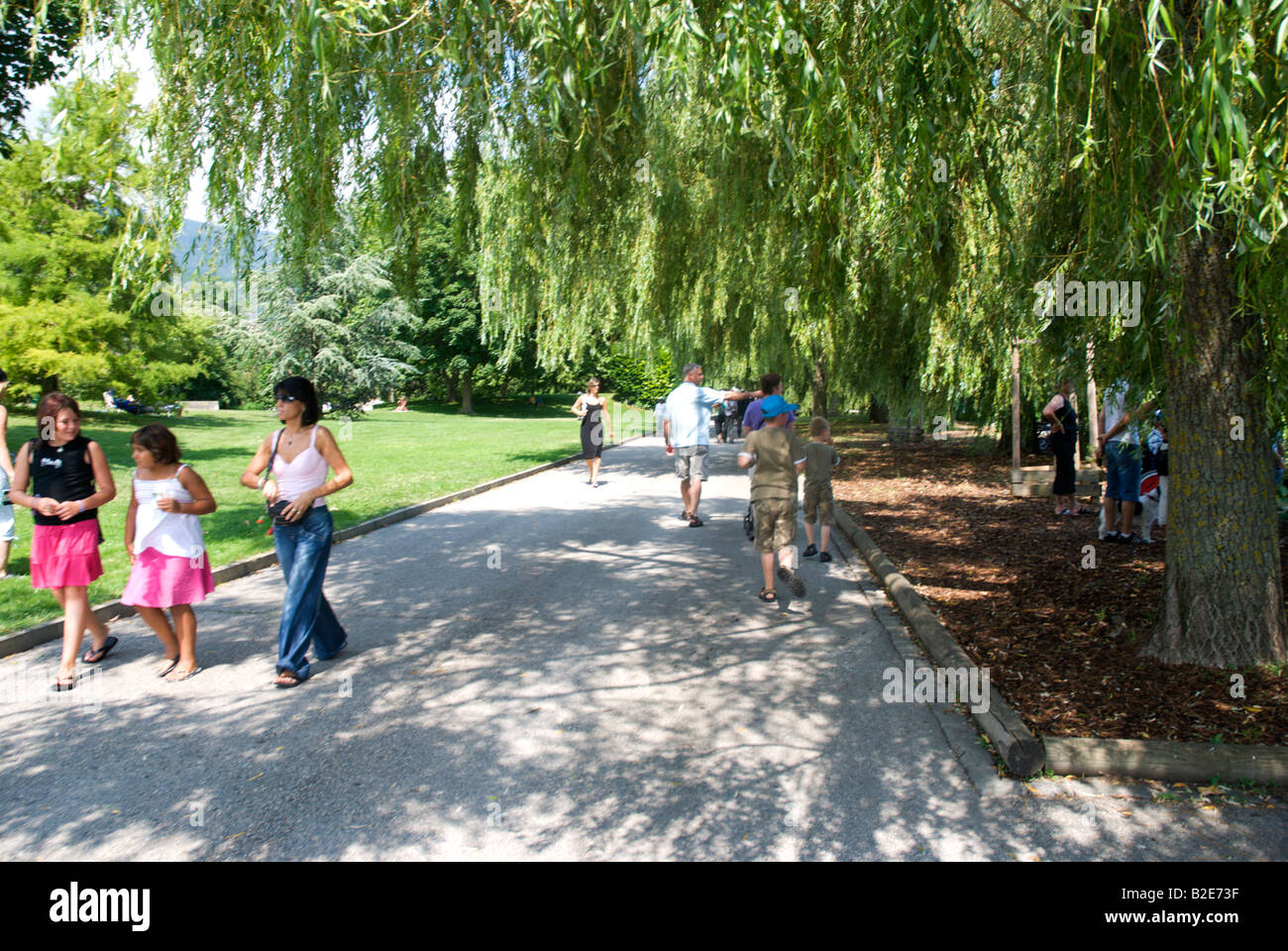 In park people walk hi-res stock photography and images - Alamy