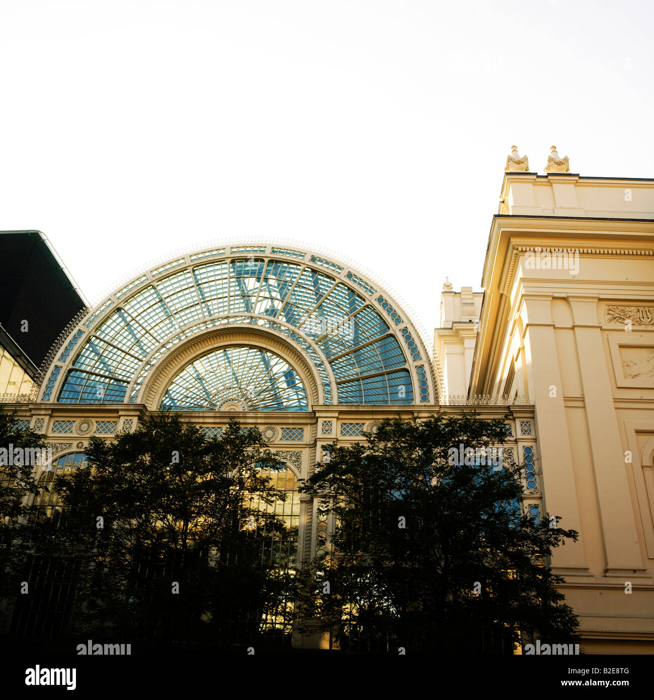 Royal opera house london exterior view hi-res stock photography and ...