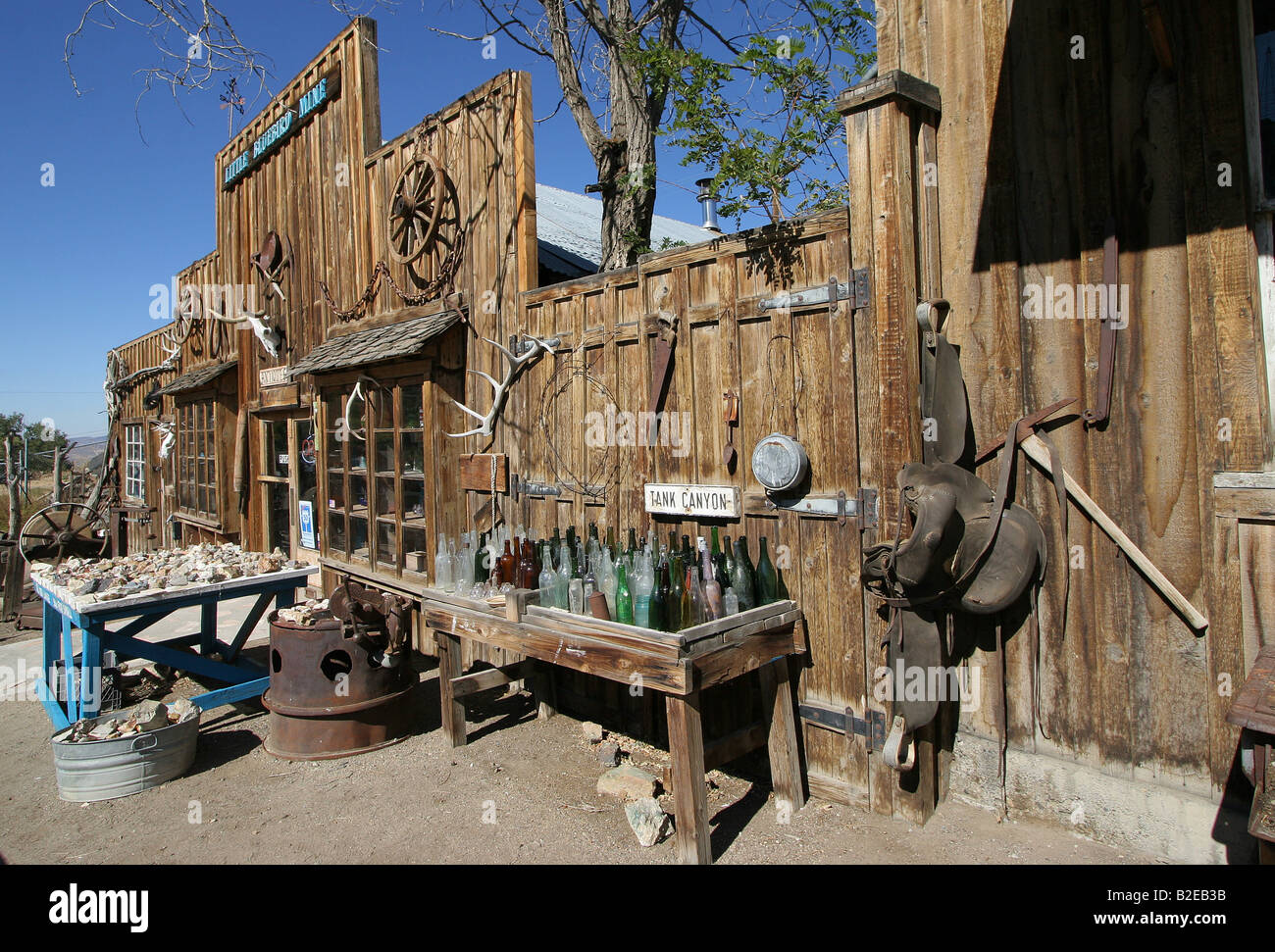Scraps outside of old building hi-res stock photography and images - Alamy