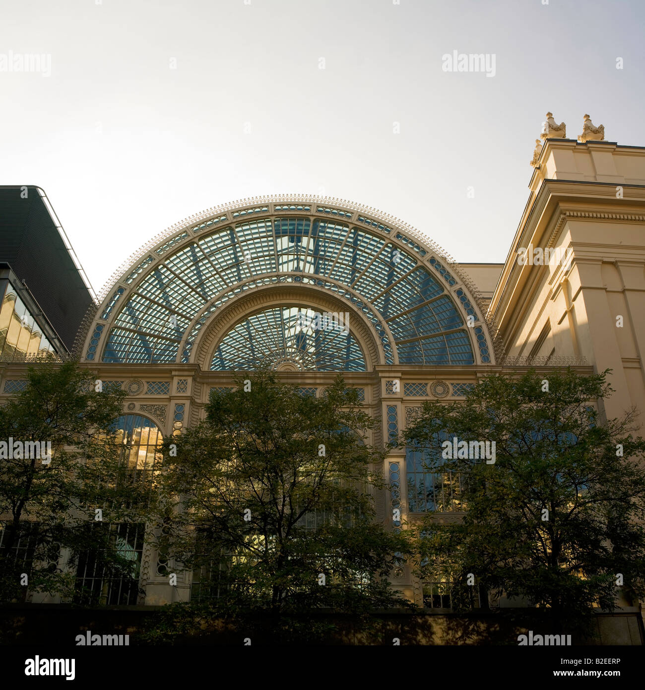 Royal opera house london exterior view hi-res stock photography and ...