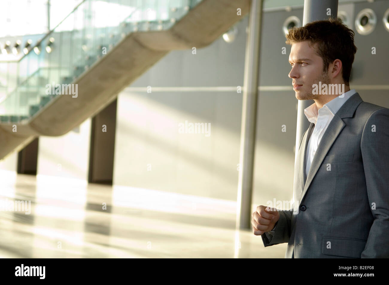 Man leaning against pole hi-res stock photography and images - Alamy