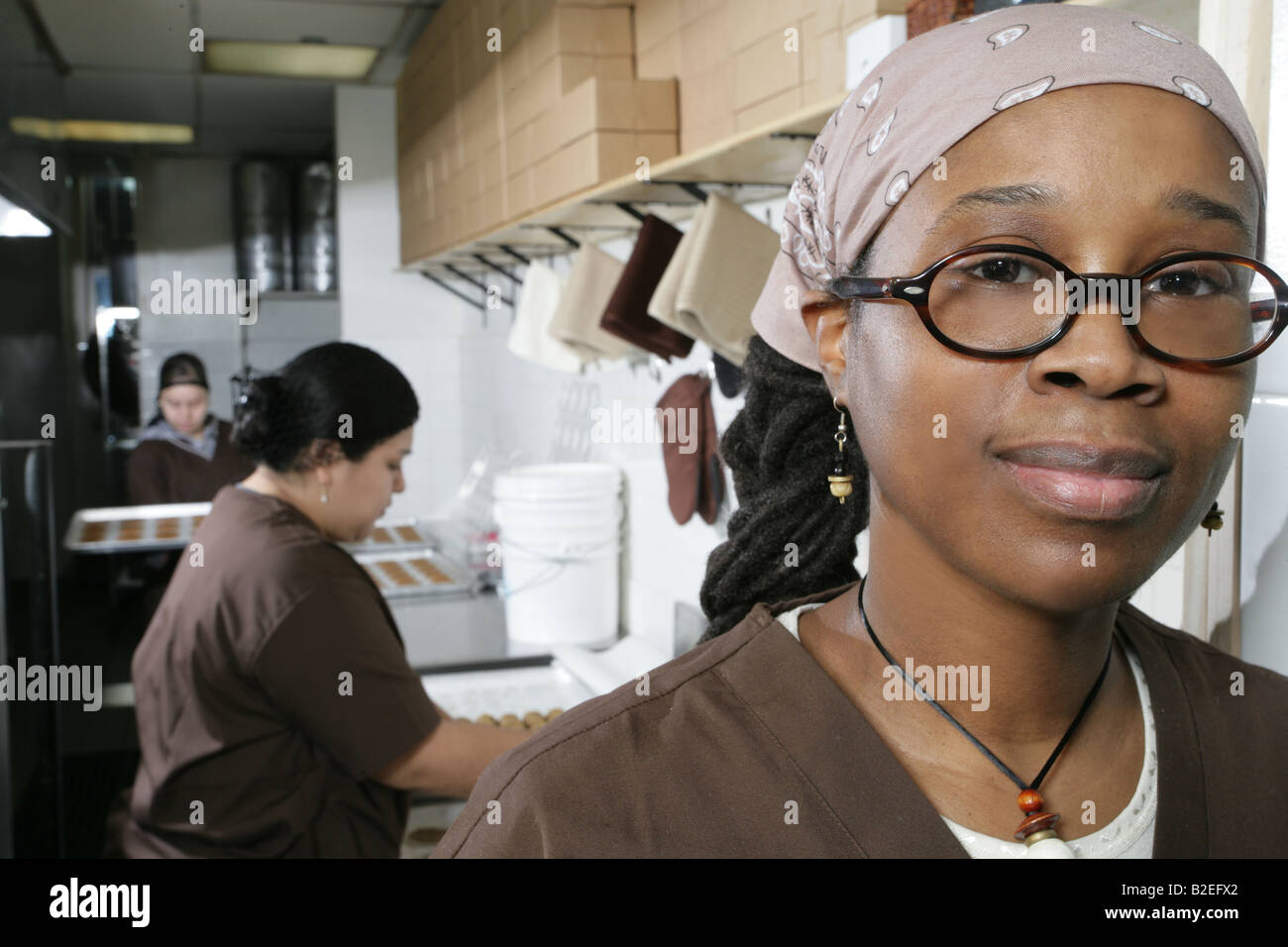 African American female worker in kitchen Stock Photo - Alamy