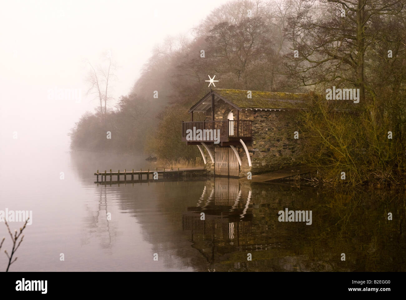 Mist lake house hi-res stock photography and images - Alamy