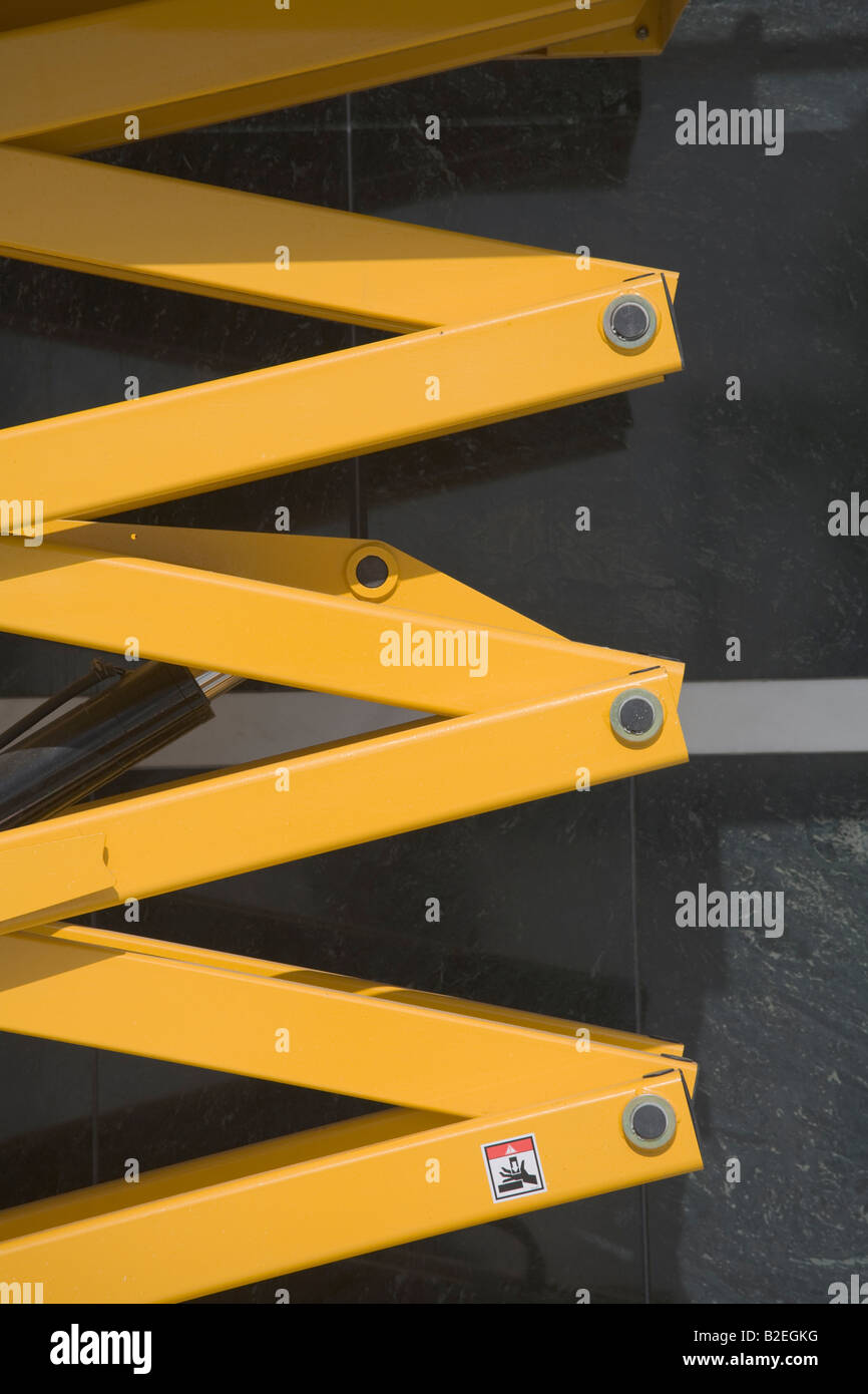Detail of expandable column of scissor lift platform Stock Photo - Alamy