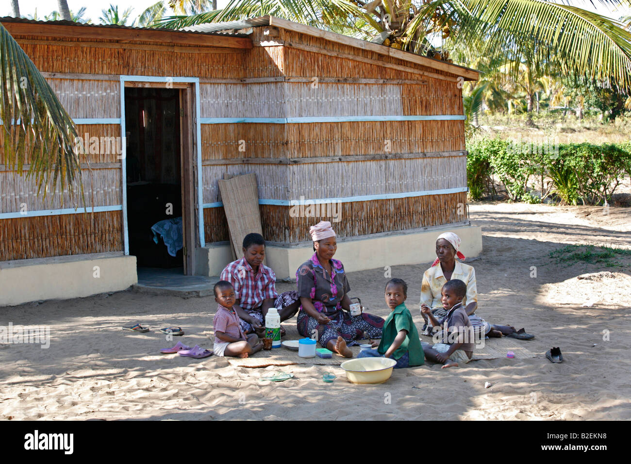 Family group seated outside hi-res stock photography and images - Alamy