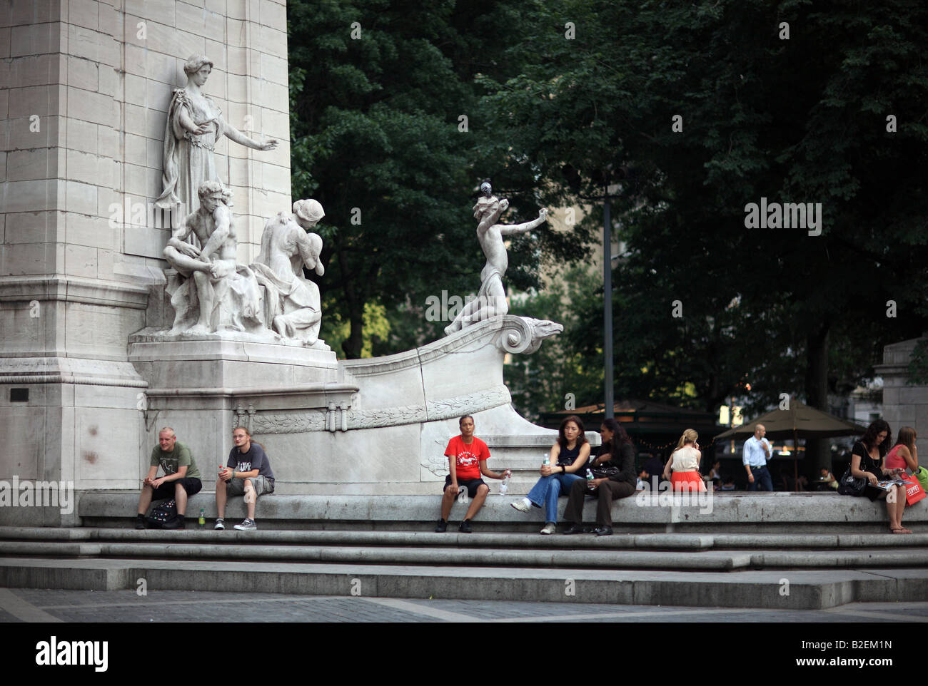 Tourists at the entrance to Central Park, Manhattan, New York Stock ...